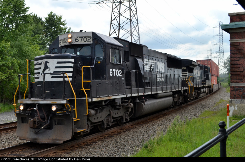 NS SD60 6702 leads 24Z